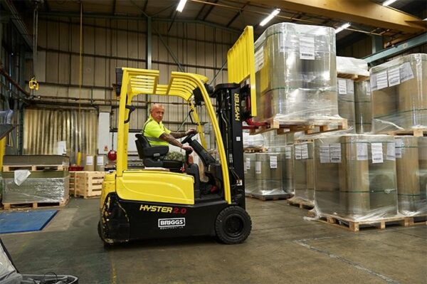 Difference Between a Counterbalance and Reach Forklift | Kanoo Machinery